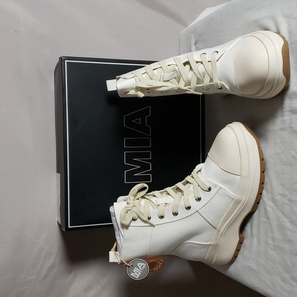 MIA | Shoes | New Mia Edge Platform Bootie | Poshmark